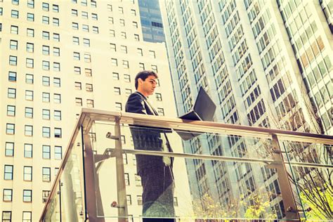 뉴욕시의 사무실 건물 밖에서 노트북 컴퓨터에서 일하는 청년 20 24세에 대한 스톡 사진 및 기타 이미지 20 24세 거리 교육 Istock