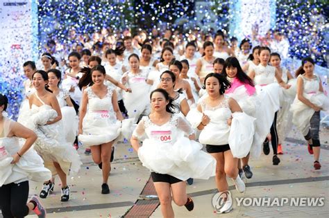 ′웨딩드레스·턱시도 입고 달리자′태국 ′예비부부 달리기 대회′ 연합뉴스