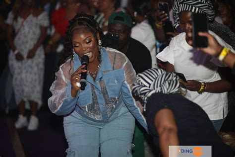 Roseline Layo Devient La Première Chanteuse à Faire Ceci Doingbuzz
