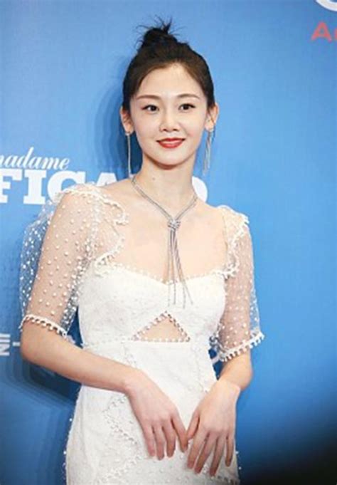 郑恺的老婆苗苗挺自信的，穿白色裙“挖个洞”，这“身材”果真好看 人物集