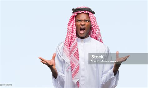 아랍 아프리카 젊은이에 전통적인 서구인을 입고 배경 미친 격리 하 고 미친 소리 하 고 적극적인 식와 팔 발생 함 좌절