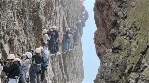 五一假期雁荡山攀岩拥堵，游客被挂半山腰一个多小时，景区：救援300元一人
