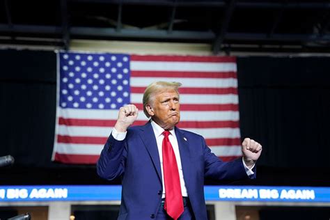 Trump Doesn T Think Msg Rally Comedian Calling Puerto Rico Garbage Is