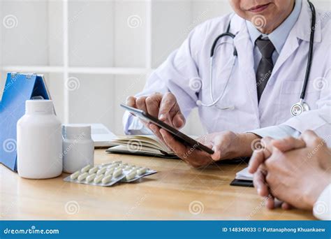 Concetto Di Sanit E Della Medicina Il Professor Doctor Che Presenta