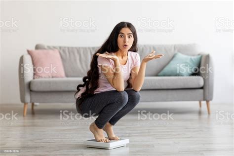 비늘에 앉아 놀란 인도 여자 집에서 체중 감소의 부족을 이해할 수 없다 복사 공간 과체중에 대한 스톡 사진 및 기타 이미지 과체중 쇼크 여자 Istock