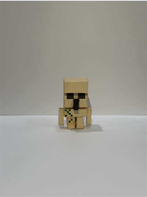 Pixel Papercraft Iron Golem Minifigure Chest Series 4
