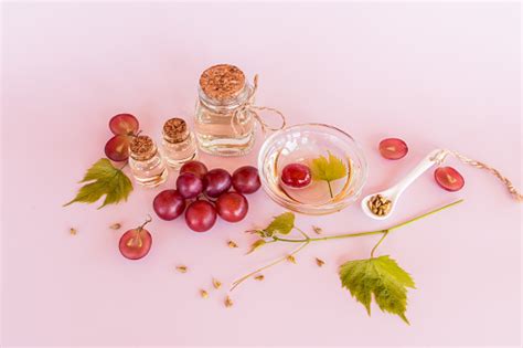 포도 기름 그릇 및 포도 열매가있는 분홍색 배경에 포도 씨앗이있는 세라믹 숟가락이있는 유리 병 비타민과 미네랄 건강관리와 의술에 대한 스톡 사진 및 기타 이미지 Istock