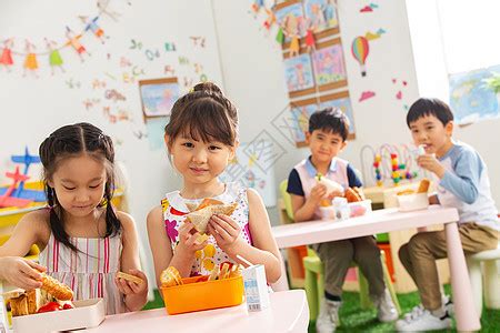 幼儿园儿童在吃早餐面包高清图片下载 正版图片501945120 摄图网