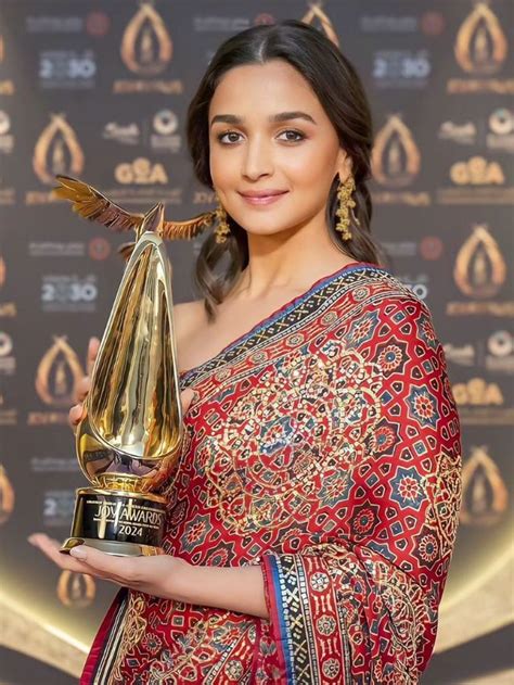 આલિયા ભટ્ટને સાઉદી અરેબિયામાં જોય એવોર્ડથી સન્માનિત કરવામાં આવી Tv9