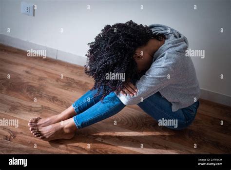 Jeune Fille Africaine Triste Banque De Photographies Et Dimages à