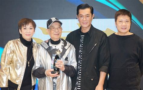 一生無兒無女！86歲男星「乾兒子罹癌病逝」大受打擊 哽咽「臨終前還放不下我」：把我當親生爸