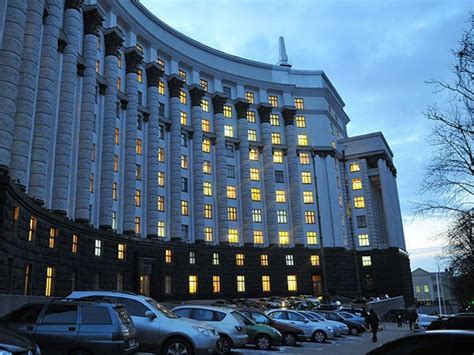 Землею мають розпоряджатися громади а повноваження у цій сфері потребують децентралізації