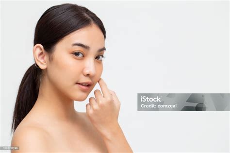아름다움 아시아 여자의 초상화 흰색 배경에 고립 된 건강한 완벽한 피부를 취소합니다 뷰티 클리닉 페이셜 트리트먼트 스킨케어 컨셉