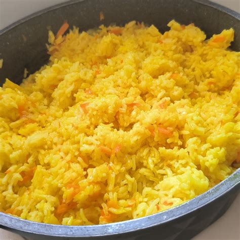 אורז צהוב עם גזר אמהות מבשלות ביחד