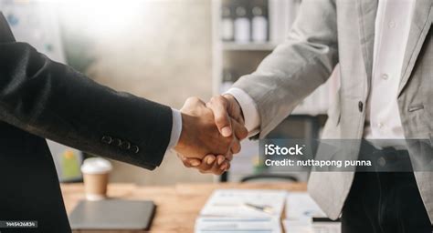 사무실에서 회의 성공 거래 인사 및 태양 빛에서 파트너 동안 악수하는 두 자신감 있는 사업가 사업가에 대한 스톡 사진 및 기타 이미지 Istock