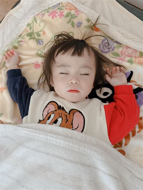 【突発性発疹 解熱後3日目】 朝5時25分に目が覚めたので リビングのプレイマットで 9時20分に寝落ちしちゃったちーくん 10時50分に