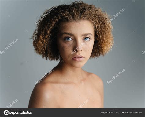 Fotos de Mujer con el pelo desnudo hombros piel limpia cosméticos modelo Imagen de