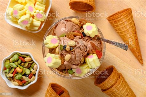마시멜로와 다양한 견과류를 곁들인 초콜릿 맛 아이스크림 의 탑 뷰 그릇 0명에 대한 스톡 사진 및 기타 이미지 0명 건강한