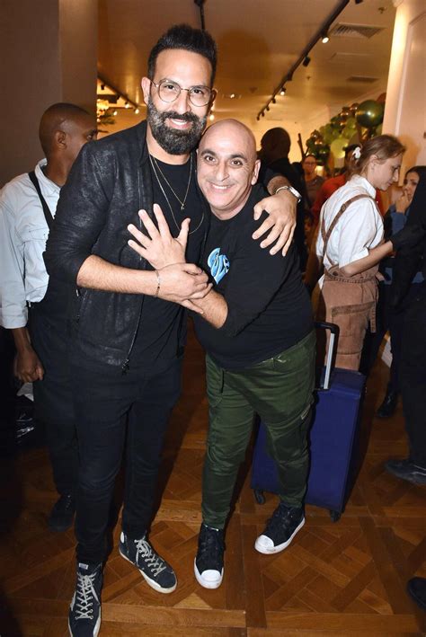 במלון עם דינוזאורים התאומים של מיכל הקטנה חוגגים יום הולדת חמש