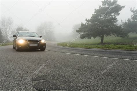 Carretera Empañada De Asfalto Curvada Con Coches Que Pasan Por El