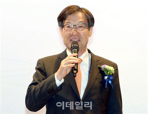 [포토]2016년 대한민국 최고과학기술인상 수상 소감 말하는 권오준 Posco 회장