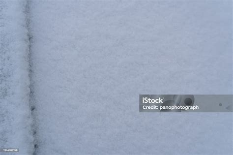 눈 덮인 자동차 따뜻한 겨울 아침에 차에 눈이 녹는 도로에 눈으로 겨울 시간에 운전의 개념 겨울 복사 공간 0명에 대한 스톡 사진 및 기타 이미지 Istock