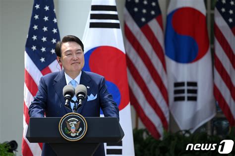 미소 짓는 윤석열 대통령 네이트 뉴스
