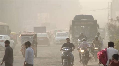 Delhi Aqi दिवाली से पहले दिल्ली का हाल बेहाल इन इलाकों में Aqi अब भी