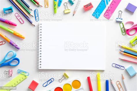흰색 배경에 학교 용품및 빈 종이 메모장의 평평한 평지 프레임 학교 개념으로 돌아갑니다 상단 보기 오버헤드 텍스트 공간 책상에