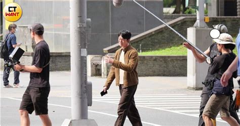 獨家／片場直擊吳慷仁大方任人拍 車站外飆戲民眾驚呼「好瘦」 娛樂 Ctwant