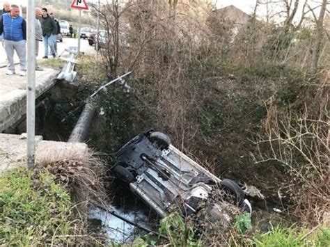 Sfonda Guard Rail E Fa Volo Di 3 Metri Con L Auto Salvo 23enne