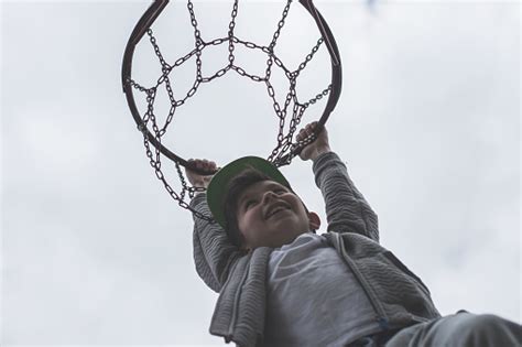 작은 소년 점프와 길거리 농구를 재생 하는 목표를 만들기 링에 농구 볼을 던졌습니다 스포츠의 개념 거리에 대한 스톡 사진 및 기타 이미지 Istock