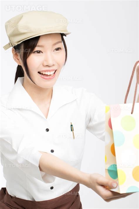 상품을 건네주는 여성 점원 유토이미지 상세페이지 베이직샵 22003703