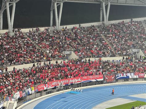야유·비판 걸개 없었다 뿔난 축구 팬 홈 첫 승 위해 열띤 응원전