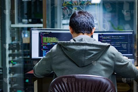 编程和加密技术的发展。网站设计程序员通常有屏幕显示。屏幕用来写代码。编程与html Php和jav素材 花瓣网