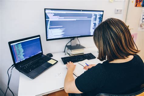 집에서 데스크톱 컴퓨터에서 코드를 배우는 소녀 스톡 사진 Stem 주제에 대한 스톡 사진 및 기타 이미지 Stem 주제 가정의 방 개발 Istock