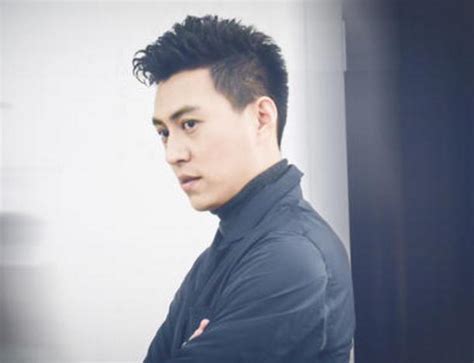 「戲痴」靳東，超齡考入中戲，戲裡逼瘋導演，戲外痴情追妻子兩年 每日頭條
