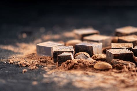 코코아와 아몬드 너트 나무 배경으로 쓴 어두운 초콜렛의 조각 텍스트에 대 한 공간을 가진 카드 0명에 대한 스톡 사진 및 기타 이미지 Istock