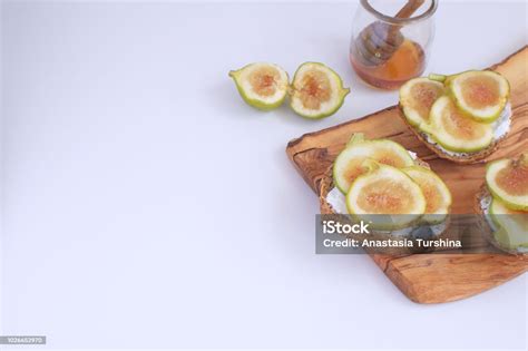 신선한 녹색 무화과 나무 Cutboard 곡물 빵 꿀 염소 치즈 건강 한 먹는 개념 Canapes 샌드위치 전채 복사 공간 흰색