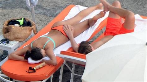 Para Cristiano Que Lo Mira Por Tv Su Ex A Los Besos Y En La Playa Con