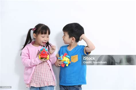 행복한 취학 전 연령의 아이들은 다채로운 플라스틱 장난감을 가지고 놀아요 창조적 인 유치원 아이들이 꿈꾸고 있습니다 유아 또는