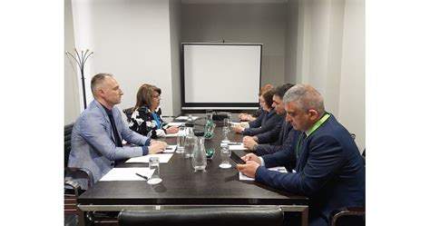 Коритарова Подписването на споразумения по програмата за общински проекти ще продължи