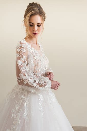 고급 기쁨 메이크업과 헤어 스타일 스튜디오 실내 사진과 함께 깃털 패션 웨딩 드레스를 입고 신부의 아름다움 초상화 가정의 방에 대한 스톡 사진 및 기타 이미지 Istock