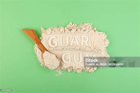 구아 껌 가루 또는 구아라나 나무 숟가락 평면도 비문 Guar Gum 디자인 요소입니다 식품 첨가물 E412 뚱뚱한 대물 반죽 개량제는 습기 구조 짜임새를 개량합니다 녹색