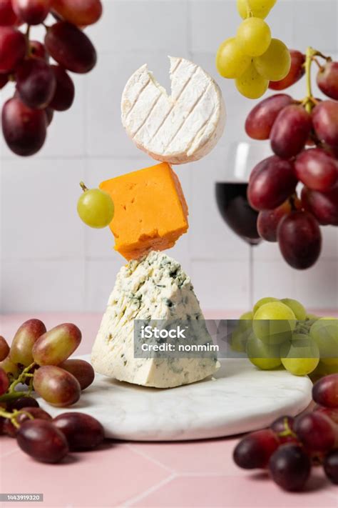 부드러운 염소 치즈 체다 치즈 블루 스틸턴과 레드 와인 포도 공중 부양 피라미드 건축물에 대한 스톡 사진 및 기타 이미지