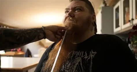 Femeia cu cea mai lungă barbă din lume a intrat în Cartea Recordurilor Guinness Mă bărbieream
