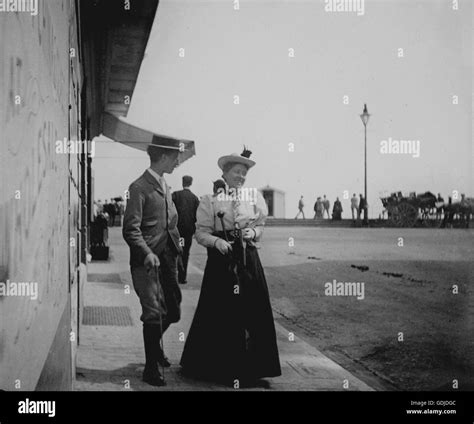 Amateur Urlaub Fotos C1899 Ein Junges Paar Auf Ihrem Weg Zur Promenade