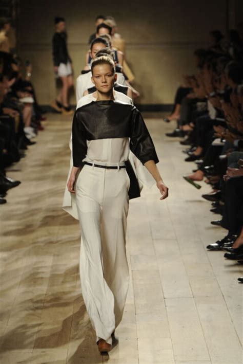 Qui Est Phoebe Philo Créatrice De Mode Adulée Qui A Marqué Ce Début De