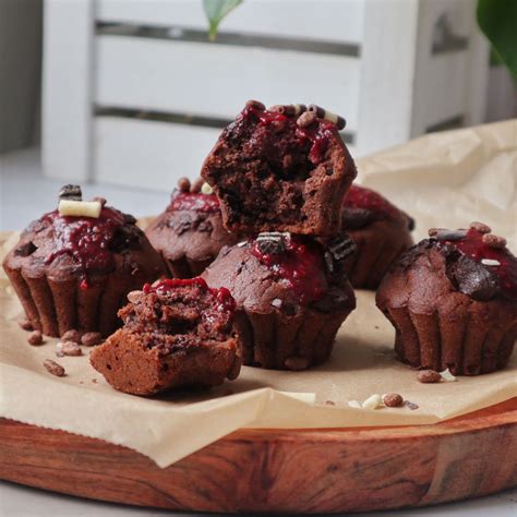 Saftige Schoko Muffins Mit Erdbeer Himbeermarmelade Rezept Kitchen