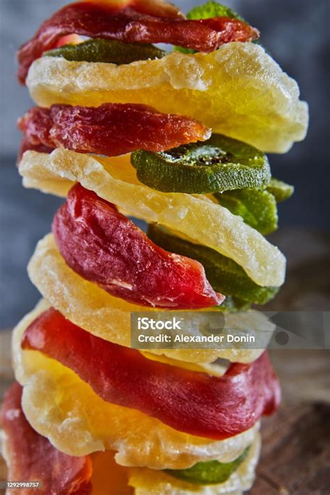 말린 과일 나무 도마에 쌓인 노란색 설탕에 절인 파인애플 링 빨간 파파야 및 녹색 키위 0명에 대한 스톡 사진 및 기타 이미지 Istock